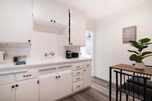 Bright Second-floor Studio Near Beverly Hills - Beverly Hills, CA