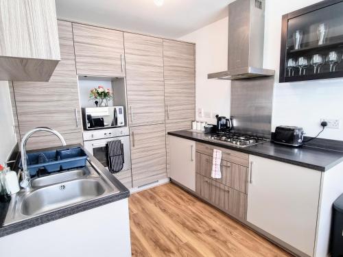 Spacious 4br House Sleeps 8 With Free Parking, Contractor Friendly, Near Basildon Hospital & London - Basildon