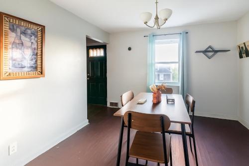 Quiet Pittsburgh 3br | Parking, Ac + Pets - Forest Hills, PA
