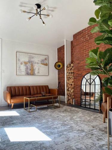 2 Bedrooms • Warm & Historic Stay • Free Parking - Pittsburgh, PA