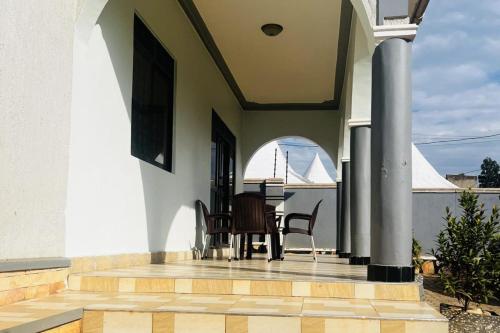 House - Sleeps 6 - Parking - Garden - Kampala