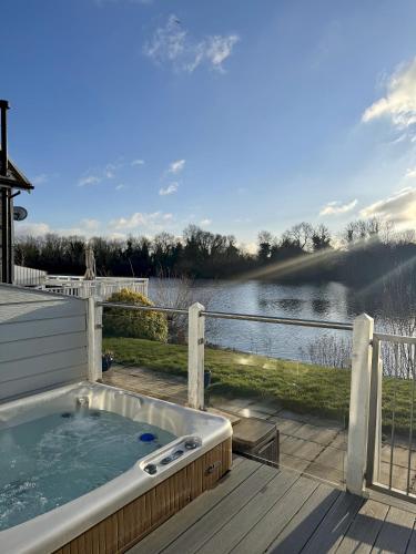 Modern Cotswold Lake House W Hot Tub Views - Cotswolds