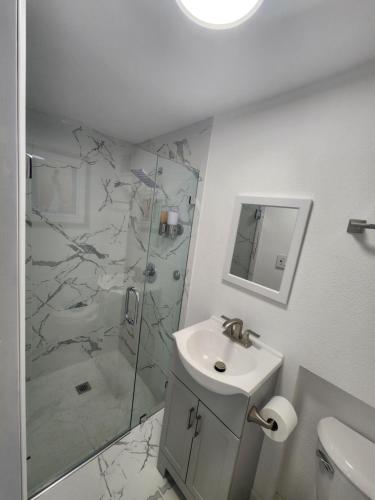 Amazing Room In Hollywood - North Miami, FL