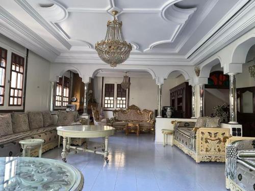 Grand Andalusian Villa Private Garage And Garden - Casablanca, Maroc