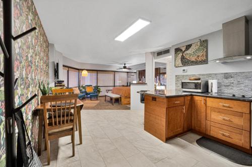 Retro Studio! Pool, Hot Tub, Free Parking & Wifi - Ewa Beach, HI
