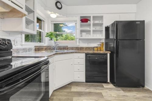 Quiet & Cozy Home In Green Bay - Green Bay, WI