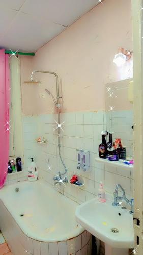 Tahrier Square Family Room Private Bathroom Incairodowntown Cairo Besaids Auc Univ And Greeck Cumps - Le Caire