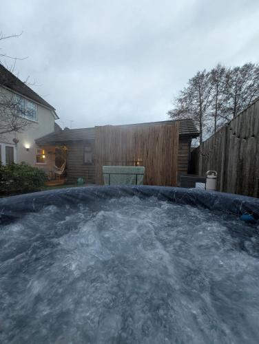 Stylish Central Horsham Residence With Parking And Hot Tub - 호셤