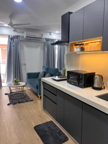 Neon - Nirvana Stays With Pvt Balcony -1 Km From Airport - Pune