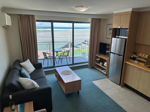 1 Bedroom Waterfront Apartment - Rooftop Pool & Spa - The Entrance