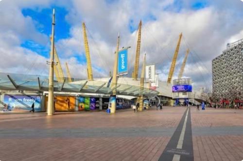 Modern 2bed Apt With Pool Access Step From The O2 - London