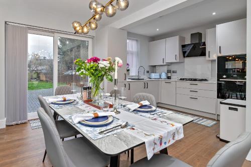Superb Central House, Modern Design, Free Parking For 2 Vehicles, Private Garden, Prime Central Loca - 루턴