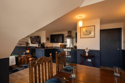 The Curators Penthouse Art, Antiques, Arboretum - Derby