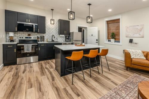 Walk To Downtown Restaurants, Full Kitchen - Harrisburg, IL