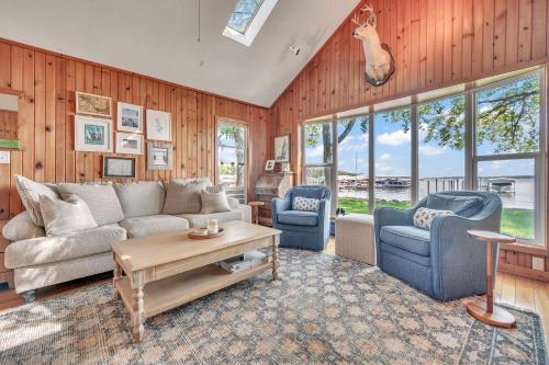 Classic West Lake Okoboji Estate W/ Guest House + Sand Beach - Spirit Lake, IA