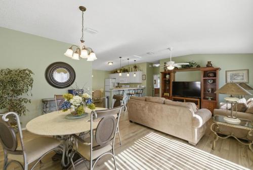 Lovely 2br Near Lake Sumter And Brownwood With Golfcart - Leesburg, FL