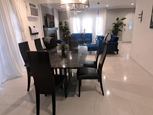 Amazing 3 Bedrooms With 3 Bedroom Apt In The Center Of Beverly Hills - Beverly Hills, CA