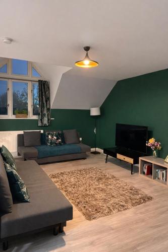 Modern Spacious Flat In Ipswich - Sleeps 6 - Parking - Suffolk