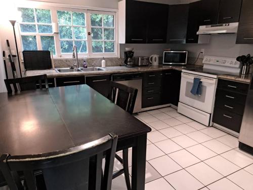 3 Bedroom Plus 2 Baths In Beverly Hills - 비벌리힐스