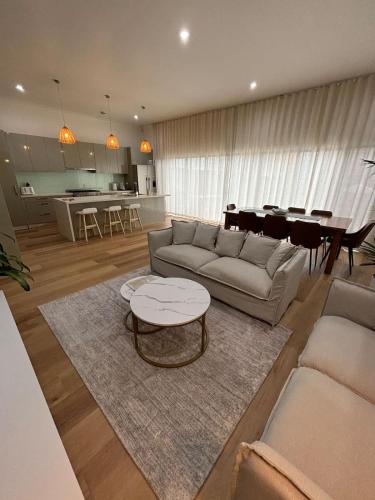 Vida Hamilton - 3 Bed, 2 Bath Kids Playground! - Waratah