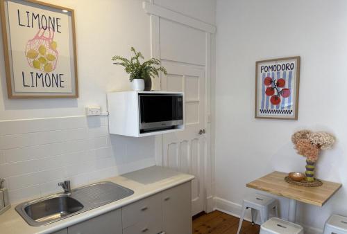 Glenelg Beachside Bungalow - Just Steps From The Sea! - Glenelg