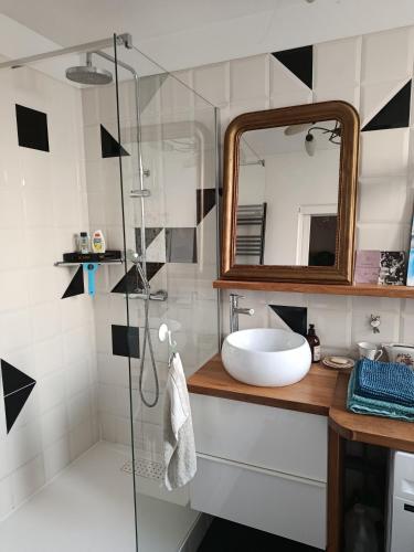 Chambre Et Salle De Bain Privees Avec Vue Sur Jardin Dans Maison Familiale - Vincennes