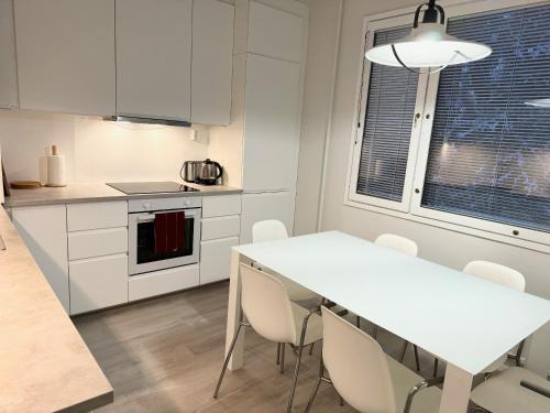 Hhh Newly Renovated Big 4-bedroom Apt With Balcony, Free Parking For 2 Cars - Helsinki