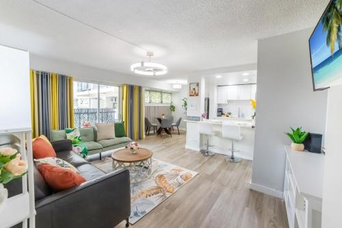 Free Parking! Waikiki Beachside- Newly Renovated 2 Bed 2 Bath Condo, 5 Beds, Sleep 8 - Water Park, Kailua