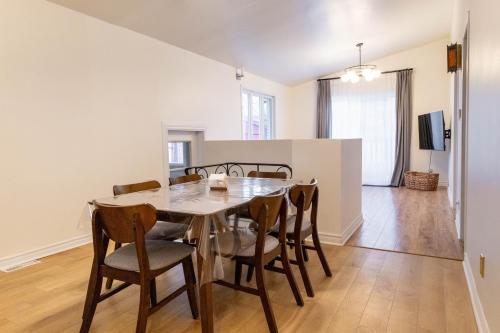 Autumn Fairy Tale, Comfy Entire House With Parking - Brossard