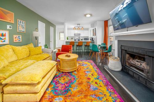 Color Pop Cottage Stylish 2br With 2 Parking Spots - Apex