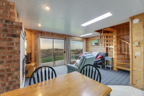 Sanderling Sea Cottages, Unit 3 W/ Private Balcony - Yachats, OR