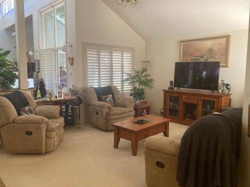 Hosts Offer Off Highway Tranquillity In Private Residence, Queen Bed With Private Bathroom - Swan Hill