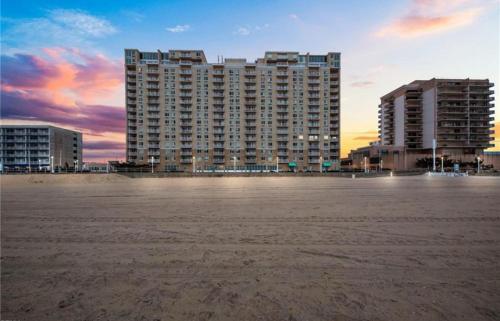 New / Oceanfront Beach Condo, Pool, Gym, Fishing - Virginia Beach, VA
