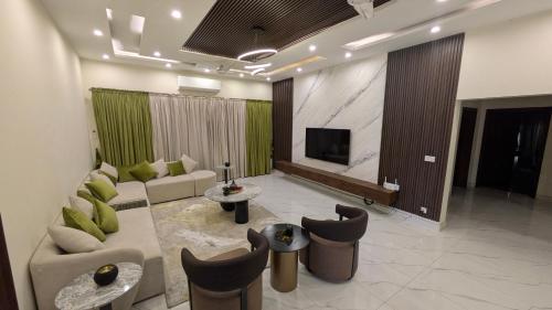 Lahore Villa 1 Kanal Ground Floor 2 Beds, 2 Bath, 1 Living Room, Kitchen ,Dinning Room - Lahore