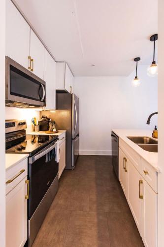 Luxury Downtown Apt With Parking, Gym, And Lap Pool · Sleeps 4-5 - Milwaukee, WI
