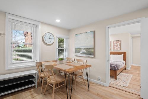 Pittsburgh Modern And Cozy Two Bedroom Apartment With Free Parking - Pittsburgh