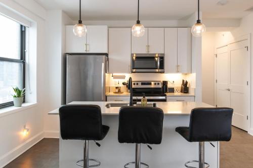 Luxury Downtown Apt With Parking, Gym, And Lap Pool · Sleeps 4-5 - Milwaukee, WI