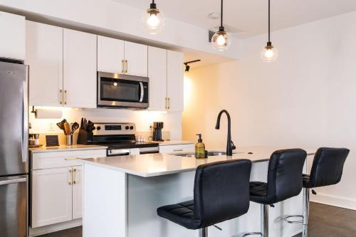 Luxury Downtown Apt With Parking, Gym, And Lap Pool · Sleeps 4-5 - Wisconsin