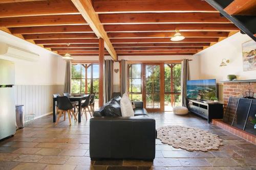 The Nest Rustic Lodge-style Hideaway - Beechworth