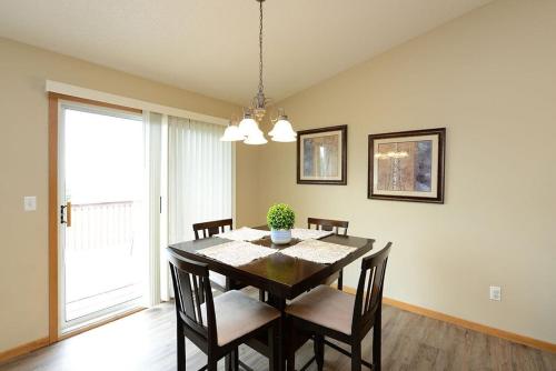 Updated Twin Home Near Sanford Medical Center - Fargodome