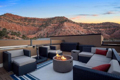 Kanab Villa Oasis New Luxury Home In Upscale Neighborhood With Rooftop Deck - Kanab, UT