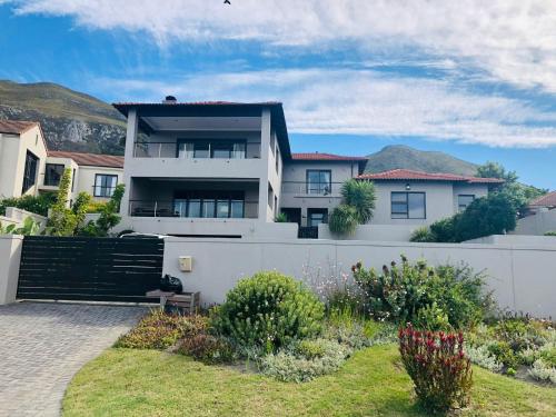 Chasing Jacuzzi Sunsets Sea And Mountain Views - Onrus