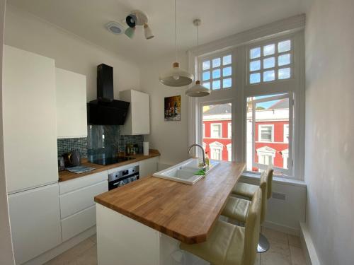 High Street 3br City Views Near Beach - Groups, Families, Contractors - Castlepoint