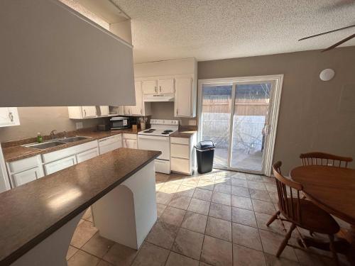 Near Fort Sill Cozy 2-bedroom Townhouse - Lawton, OK