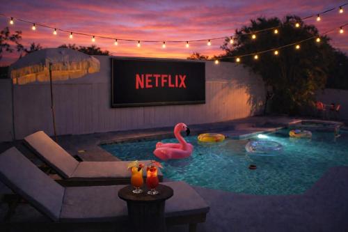 Resort Backyard Heated Pool Spa Arcade Movies - Largo, FL