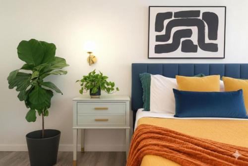 Retro Goldern Girls Home By 6 St, Top Pick For Acl, F1 & Football - Austin, TX