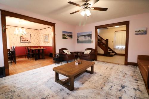 Spacious 6-bedroom House In Charming Niagara Falls With Ac - Niagara Falls