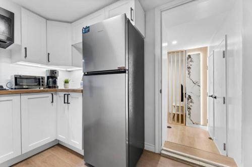 High Park Oasis Modern 1b1b, Kitchen, Laundry - Toronto