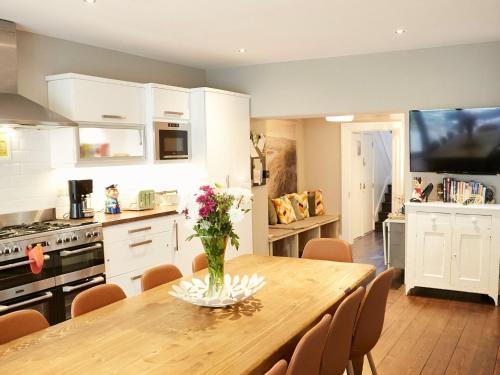 Holiday Home Gemutliches Haus Fur 10 Personen Stadt 15 Minuten Zu Fuß Straßenbahn 5 Minuten By Inter - Dublin