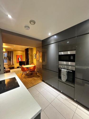 Gorgeous 4br Apartment With Church Views, Garden Patio & Free Parking - Cowley Road, Near City Centr - Oxfordshire